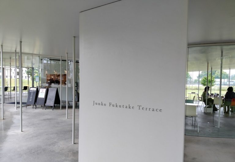 Jテラスカフェ（Junko Fukutake Terrace）｜岡山大学と地域を繋ぐ芸術作品のテラス【岡山市北区】 | 岡山スタイル