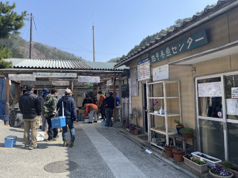 右手養魚センター｜渓流釣りが一年中楽しめる！キャンプ場目の前で獲れたてをBBQ【美作市】 | 岡山スタイル