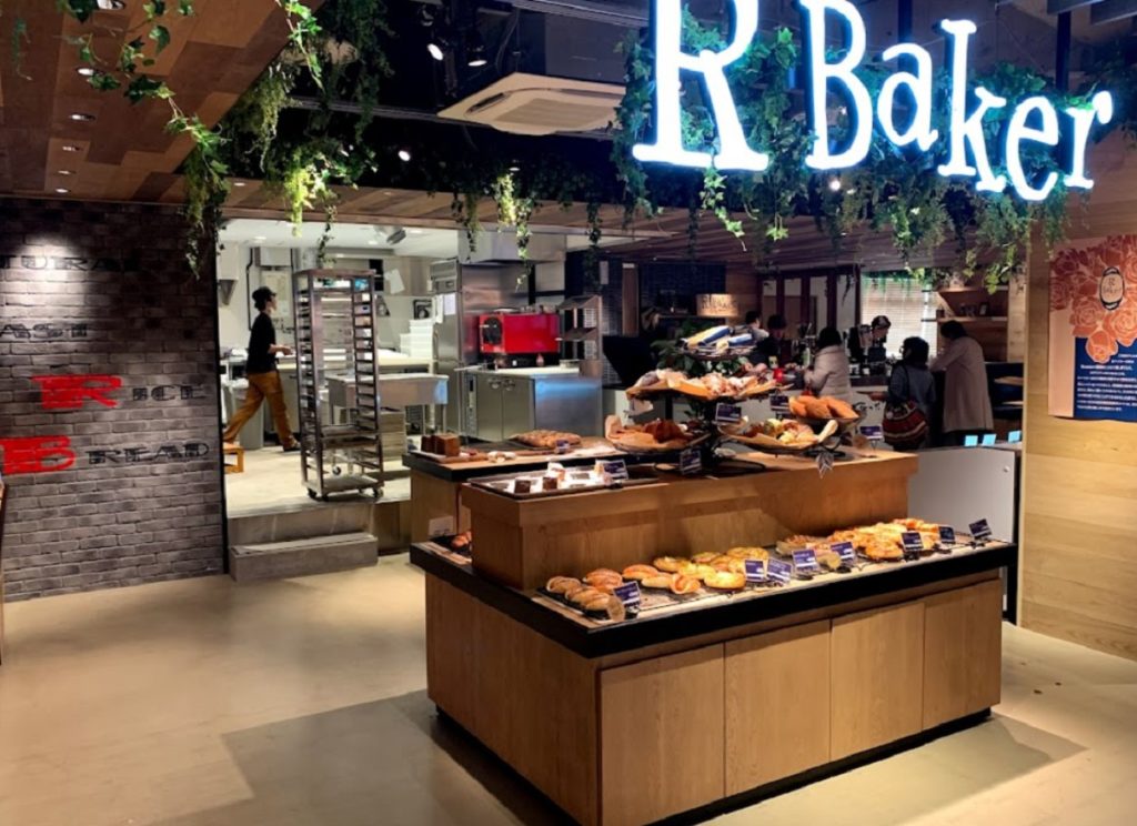 R Baker 岡山駅前店｜パンとコーヒーと共に本が楽しめる電源カフェ【岡山市北区】 | 岡山スタイル