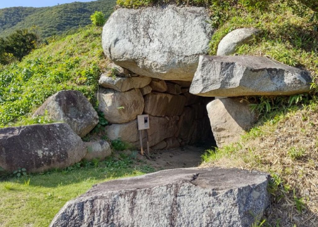 牟佐大塚古墳｜住宅地に突如現れる神秘の古墳。巨大な石室は必見【岡山市北区】 岡山スタイル