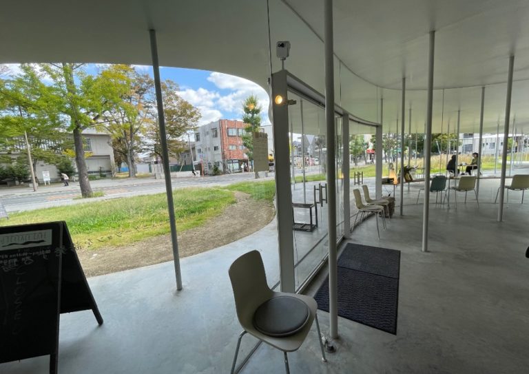 Jテラスカフェ（Junko Fukutake Terrace）｜岡山大学と地域を繋ぐ芸術作品のテラス【岡山市北区】 | 岡山スタイル