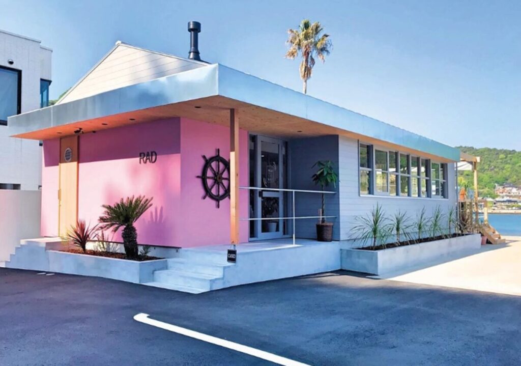 Cafe RAD ラッド｜テラスに桟橋もある、かわいい外観の海沿い人気カフェ【備前市日生】 | 岡山スタイル